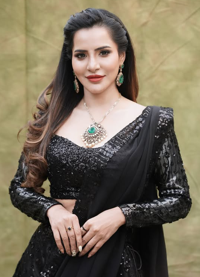 మత్తెక్కించే చూపులతో మైమరిపిస్తున్న అషురెడ్డి.. (ఫోటోలు) | Ashu Reddy simple style look photos ...